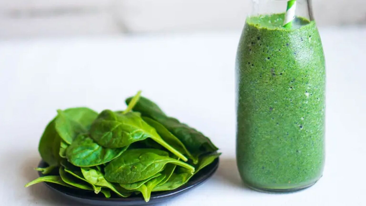 Rau bina (rau chân vịt) là gì? 17 lợi ích tuyệt vời của rau bina